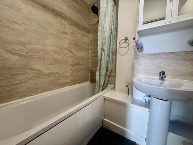2 bedroom flat for rent in Town Centre, SN1