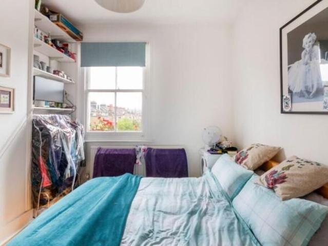 2 bedroom flat for rent in Tregothnan Road, SW9