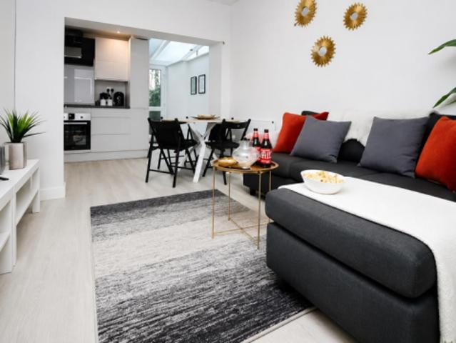 2 bedroom flat for rent in Treharris Street, Roath, CF24