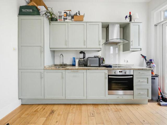 2 bedroom flat for rent in Trinity Road, SW17