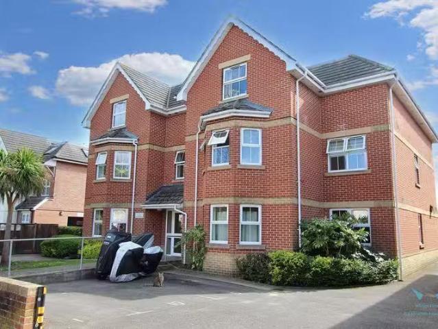 2 bedroom flat for rent in Two Bedroom Flat Charminster £1,0.
