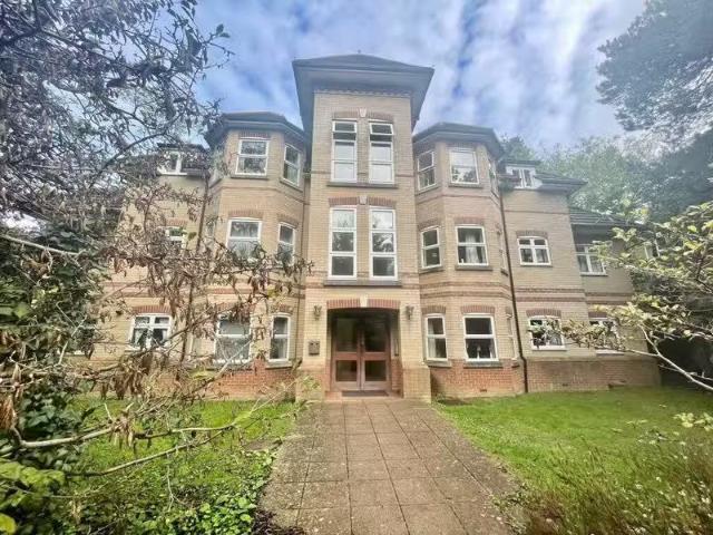2 bedroom flat for rent in Two Bedroom Ground Floor, Charminst.