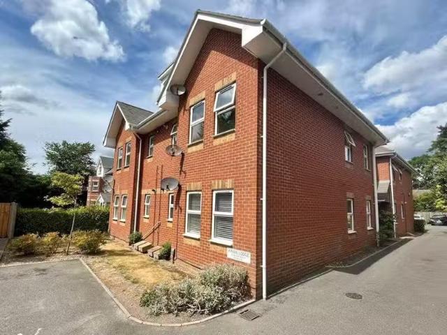 2 bedroom flat for rent in Two Bedroom Student Flat, Wallisdow.