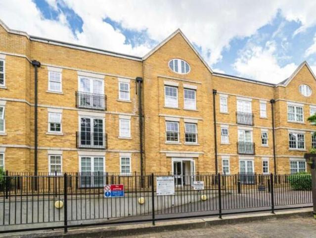 2 bedroom flat for rent in Twickenham Road, Old Isleworth, TW7