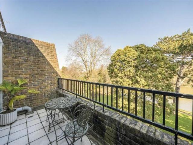 2 bedroom flat for rent in Twickenham Road, Teddington, TW11