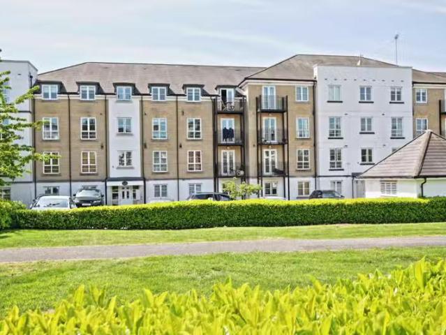 2 bedroom flat for rent in Tudor Way, Knaphill, Woking, GU21