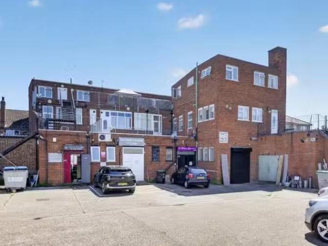 2 bedroom flat for rent in Turners Hill, Cheshunt, Waltham Cro.