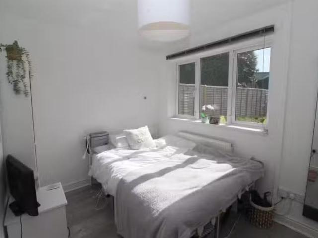 2 bedroom flat for rent in Ty Mawr Road, Llandaf North, Cardif.