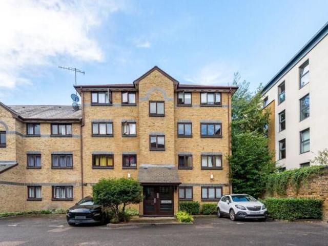 2 bedroom flat for rent in Tyndal Court, Isle Of Dogs, London, E14