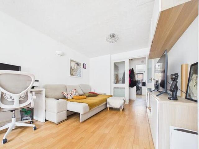 2 bedroom flat for rent in Tyndal Court, Transom Square, London, E14
