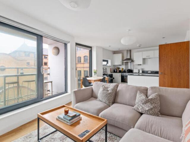 2 bedroom flat for rent in Tyssen Street, Hackney, London, E8
