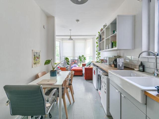 2 bedroom flat for rent in Upper Walthamstow Road, Walthamstow, London, E17