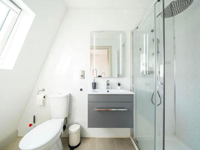 2 bedroom flat for rent in Upper Richmond Road, London, Greater London, SW15, Putney, London, SW15