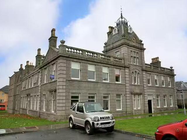 2 bedroom flat for rent in Urquhart Road, First Floor, Old Abe.