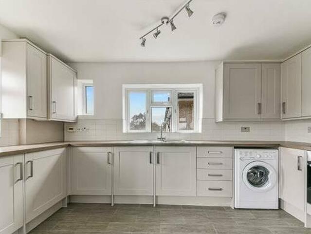 2 bedroom flat for rent in Vale Road Stoneleigh KT19