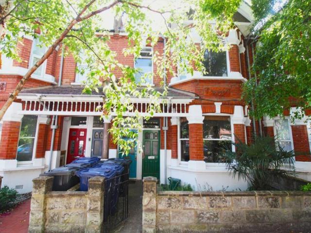 2 bedroom flat for rent in Valetta Road, Acton, W3