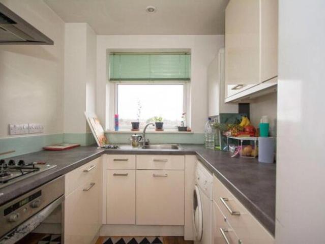 2 bedroom flat for rent in Valley Road, Streatham SW16
