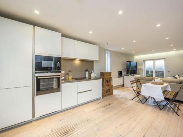 2 bedroom flat for rent in Valley Road, Streatham, SW16