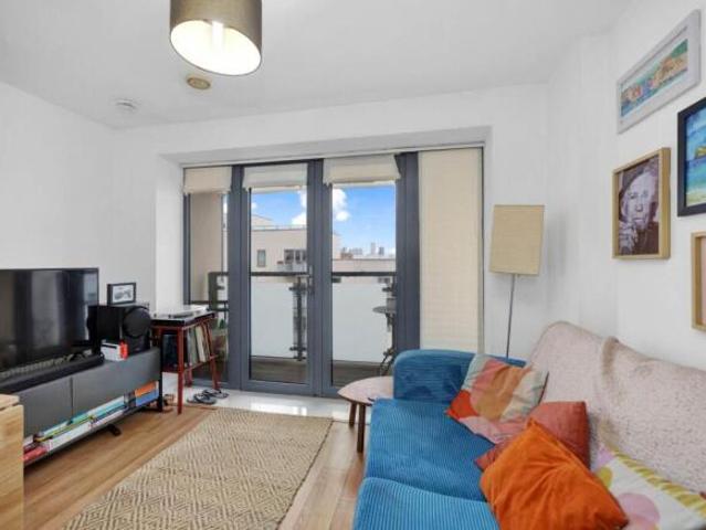 2 bedroom flat for rent in Vernon Road, Bow, London, E3