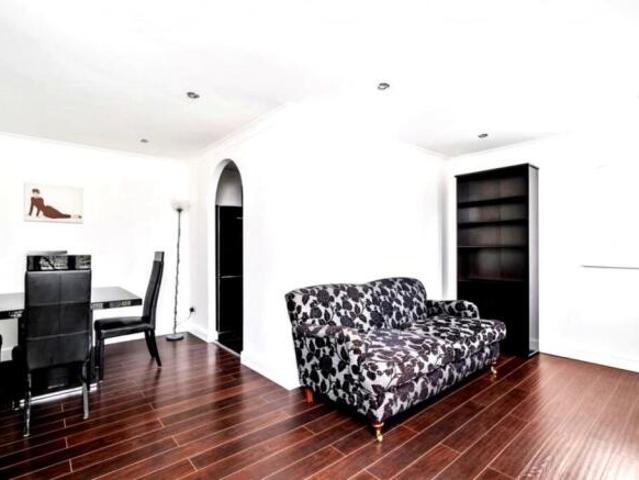 2 bedroom flat for rent in Victory Road, Wanstead, E11