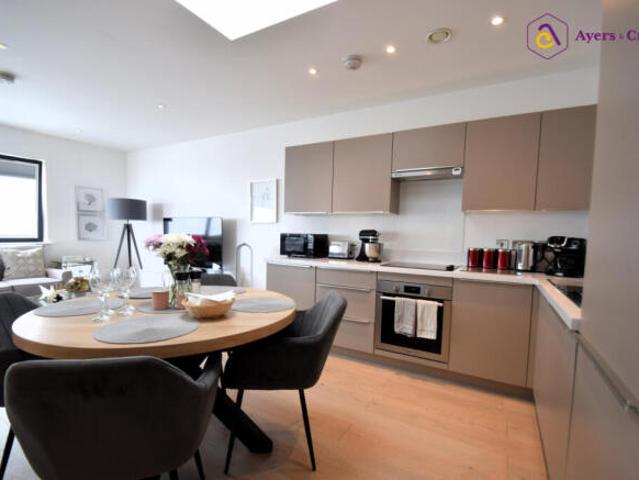 2 bedroom flat for rent in Victoria Avenue, Southend On Sea, Essex, SS2