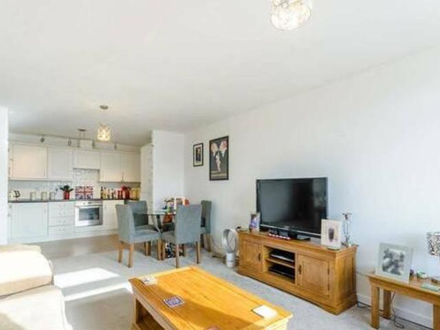 2 bedroom flat for rent in Victoria Avenue West Molesey KT8