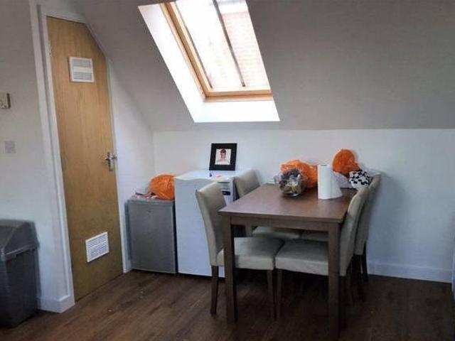 2 bedroom flat for rent in Victoria Court Station Road West Ref 2538 CT2