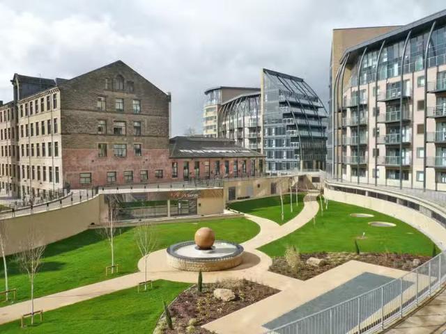 2 bedroom flat for rent in Victoria Mills, Salts Mill Road, Sh.