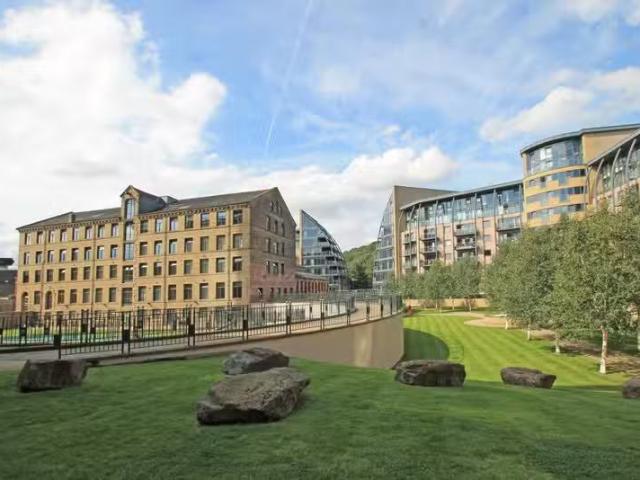 2 bedroom flat for rent in Victoria Mills, Salts Mill Road, Sh.