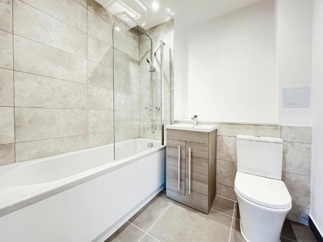 2 bedroom flat for rent in Victoria Road, Pyramid House, TN23