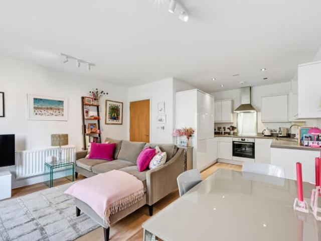2 bedroom flat for rent in Wandsworth High Street, SW18
