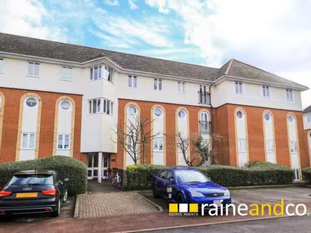 2 bedroom flat for rent in Walsingham Close, Hatfield, AL10