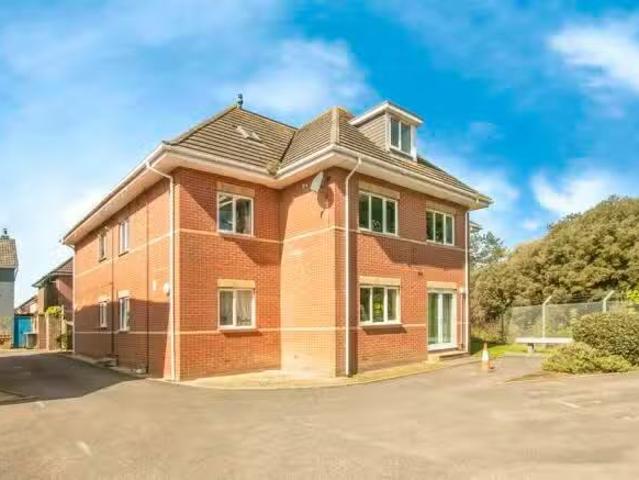 2 bedroom flat for rent in Warwick Road, BH7