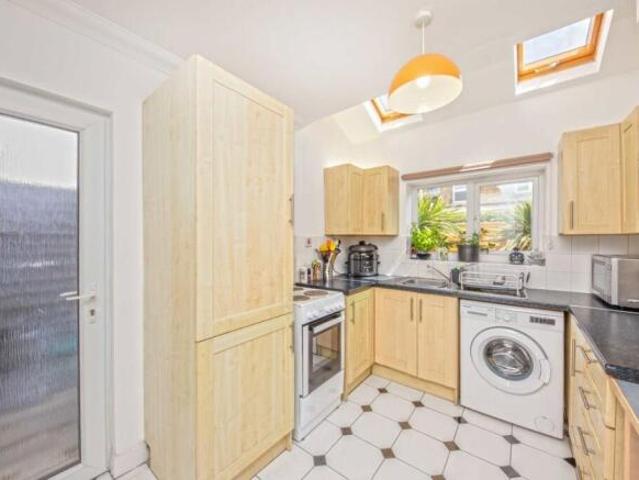 2 bedroom flat for rent in Warwick Road, Twickenham, TW2