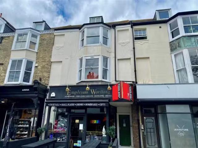 2 bedroom flat for rent in Warwick Street, Worthing, BN11