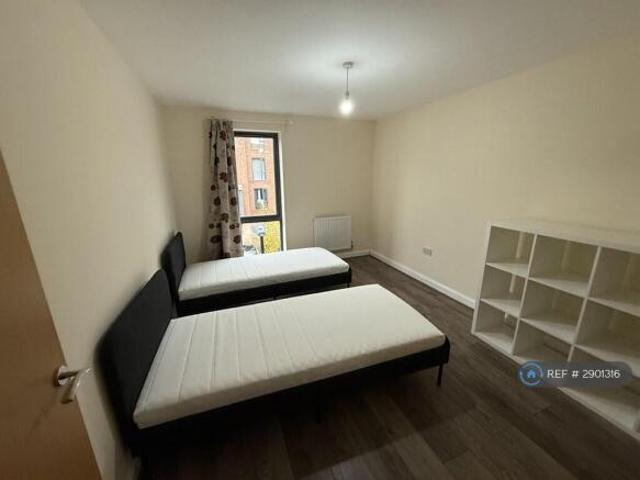 2 bedroom flat for rent in Warburg Court, London, NW9