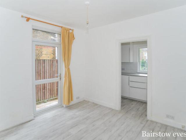 2 bedroom flat for rent in Warner Road, Walthamstow E17