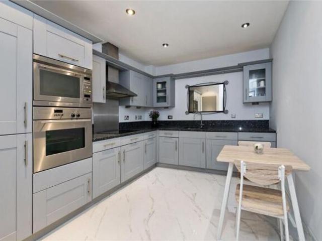 2 bedroom flat for rent in Warren House, London, W14