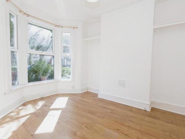 2 bedroom flat for rent in Warren Road, E10