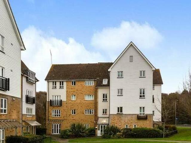 2 bedroom flat for rent in Waterside Gravesend Kent DA11