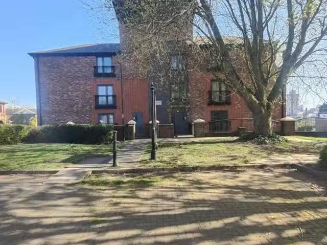 2 bedroom flat for rent in Waterside, St Nicholas Street, Cove.
