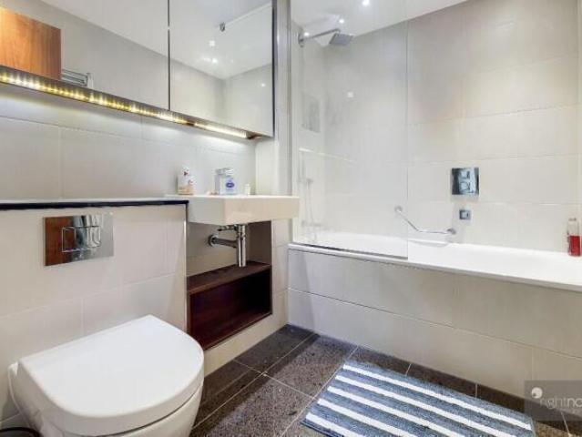 2 bedroom flat for rent in Waterview Drive, London, SE10