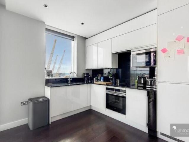 2 bedroom flat for rent in Waterview Drive, London, SE10