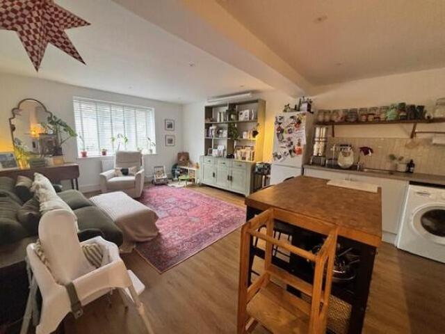 2 bedroom flat for rent in Watford, Hertfordshire, WD25