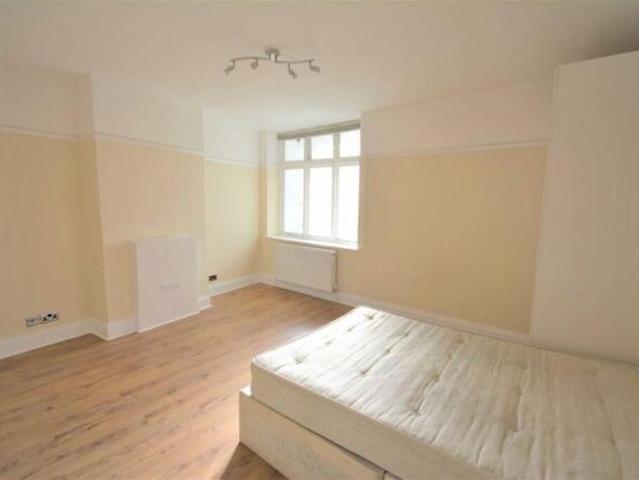 2 bedroom flat for rent in Watford Way, Hendon, NW4