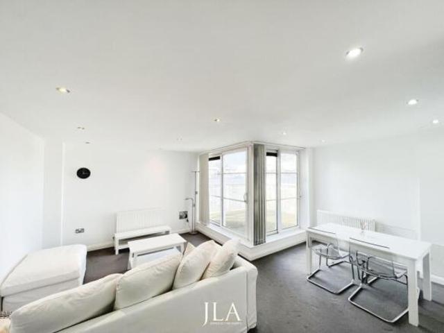 2 bedroom flat for rent in Watkin Road, Leicester, LE2