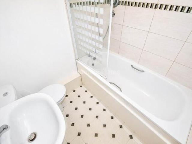 2 bedroom flat for rent in Watlington Street, Reading, RG1
