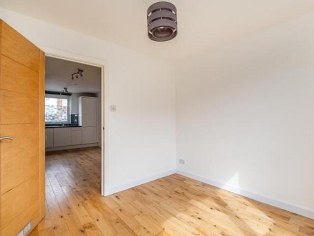2 bedroom flat for rent in Waverton Road London SW18