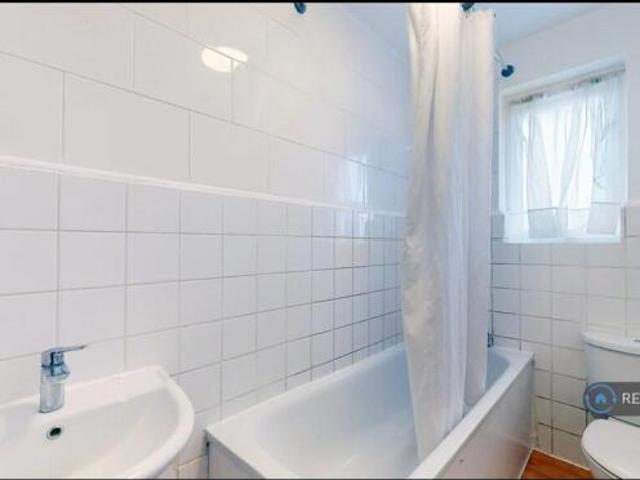 2 bedroom flat for rent in Wendover Court, London, W3