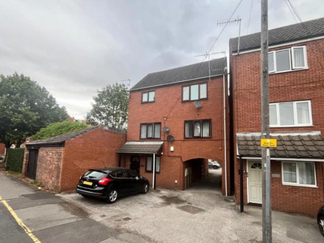 2 bedroom flat for rent in Welbeck Road, Doncaster, DN4